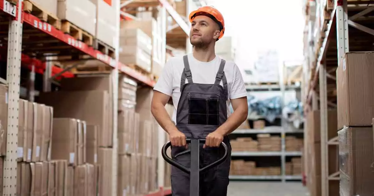 Hvordan bliver man lagermedarbejder? Krav og karrieremuligheder